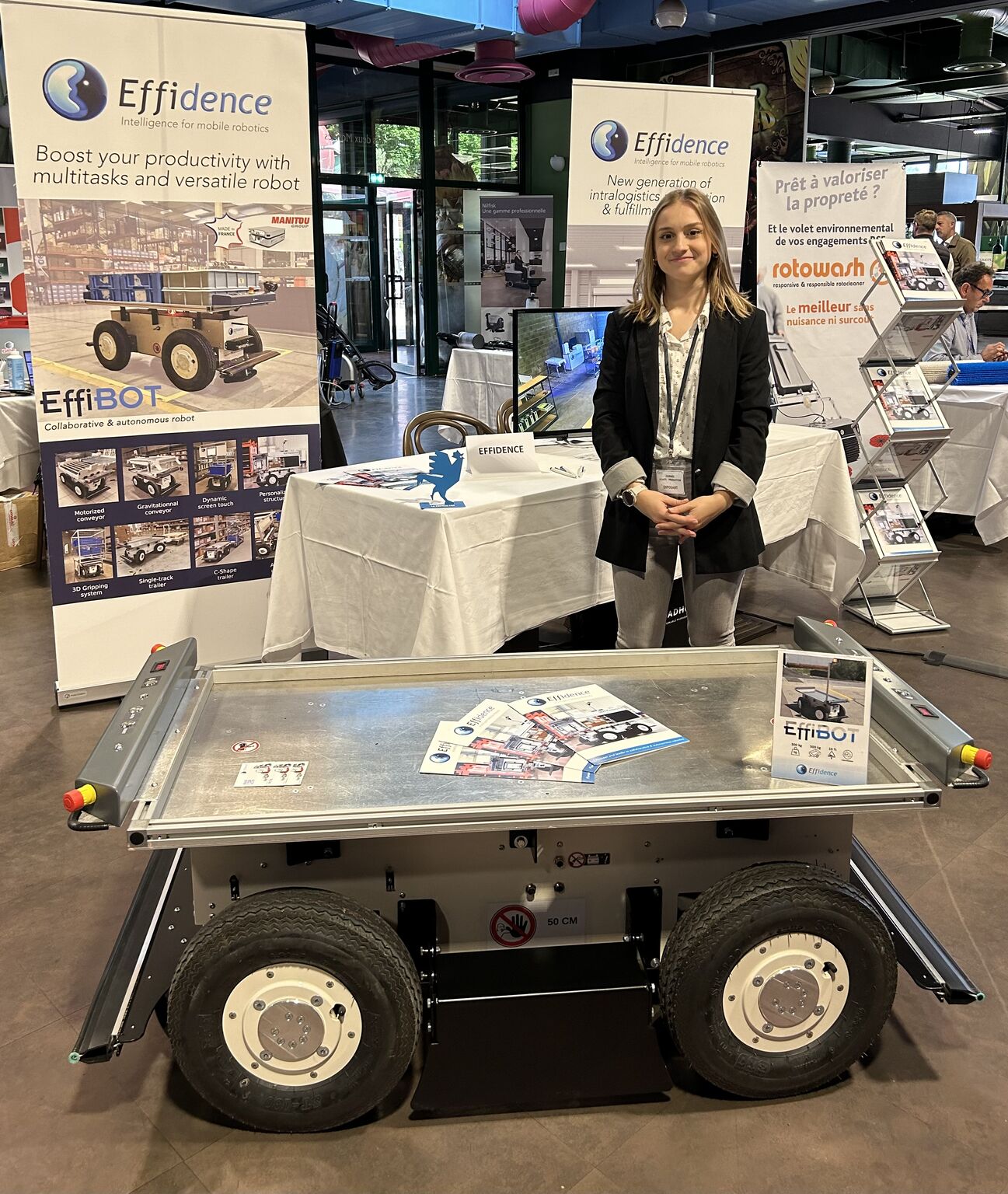 EffiBOT at the Futuroscope ! - EFFIDENCE ROBOTICS